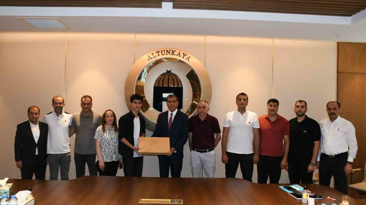 Altunkaya'dan Şampiyonlara ödül
