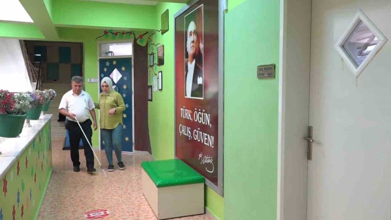 Gaziantep'te görme engelli okul müdürü azmiyle örnek oluyor Gaziantep'te görme engelli okul müdürü azmiyle örnek oluyor